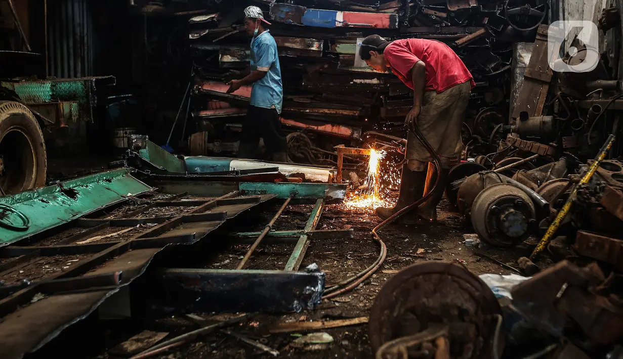 FOTO: Nasib Kopaja Tua yang Kini Dijual Kiloan - Foto Liputan6.com