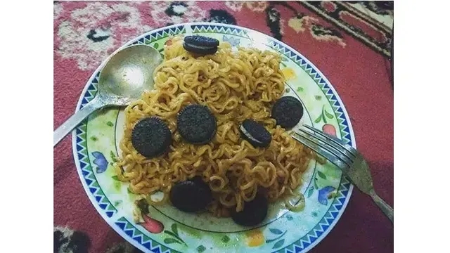 6 Potret Makan Mi Instan Pakai Biskuit Ini Nyeleneh, Jadi Pengganti ...
