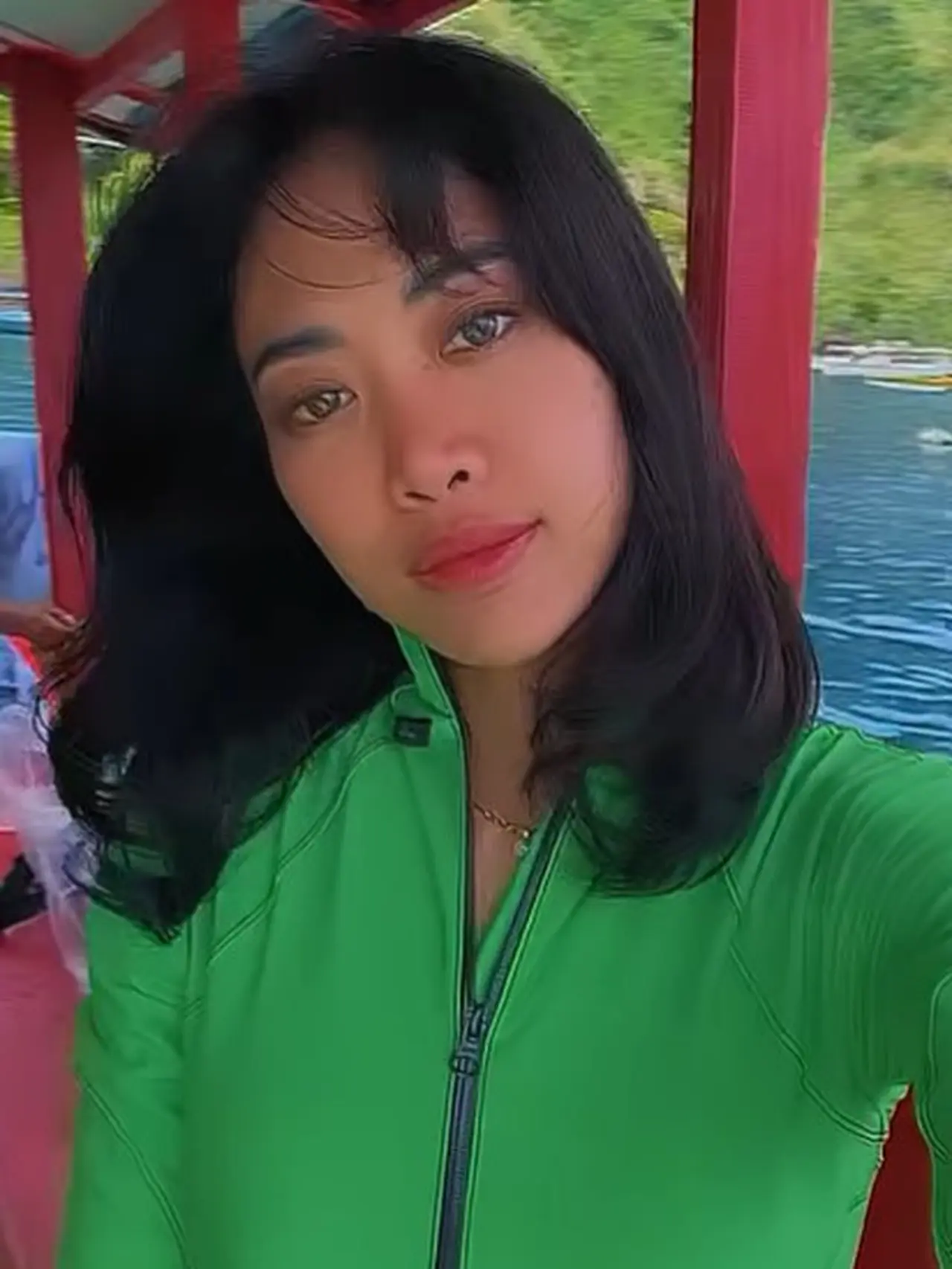 Potret Cantiknya Widi Vierratalle Kenakan Baju Renang Warna Hijau