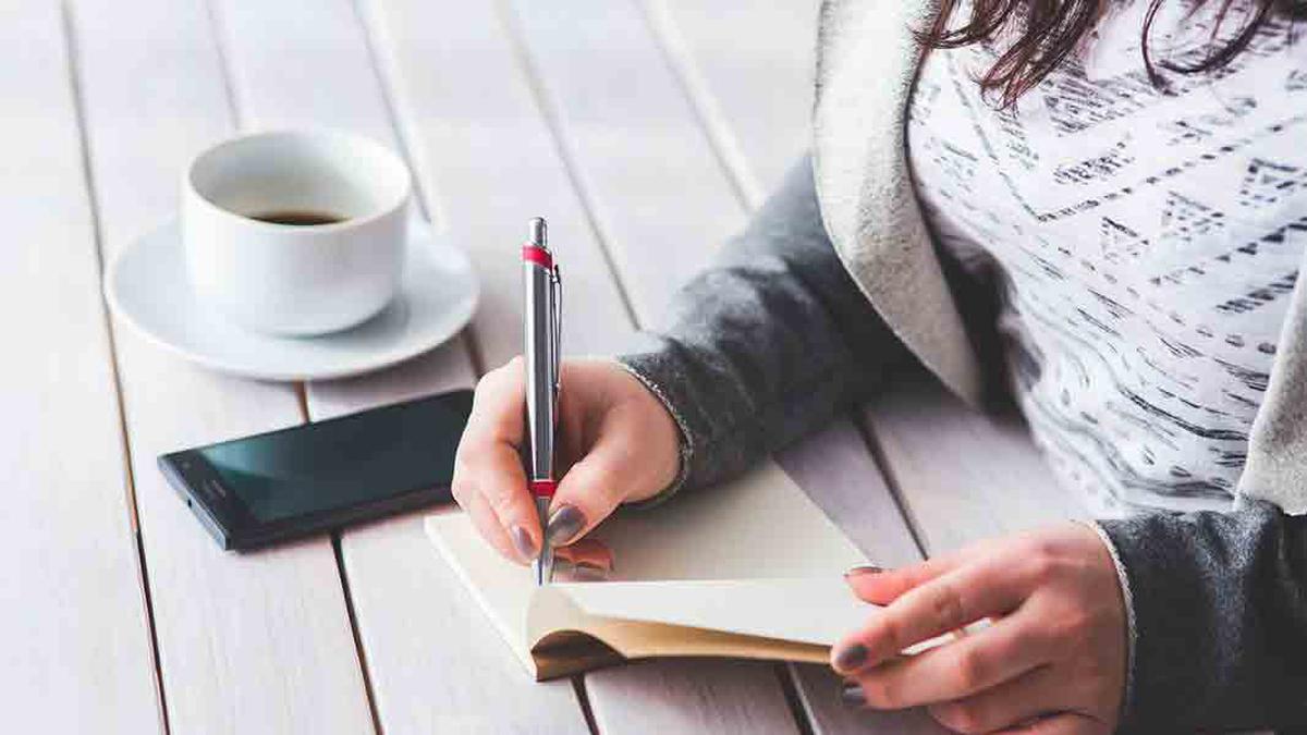 Seni Membaca Tulisan Tangan ala Deborah Dewi - Citizen6 Liputan6.com