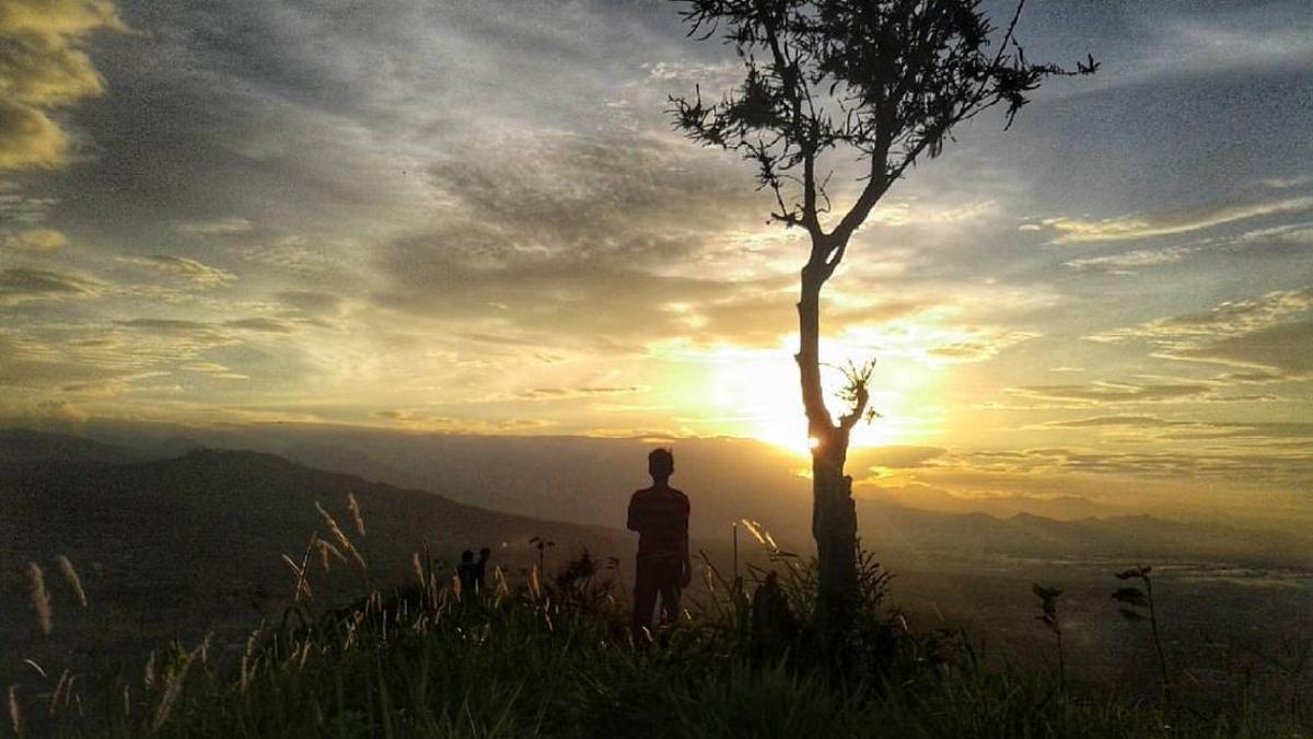 6 Fakta Menarik Gunung Serewen di Bandung yang Lokasinya Bekas Kerajaan ...