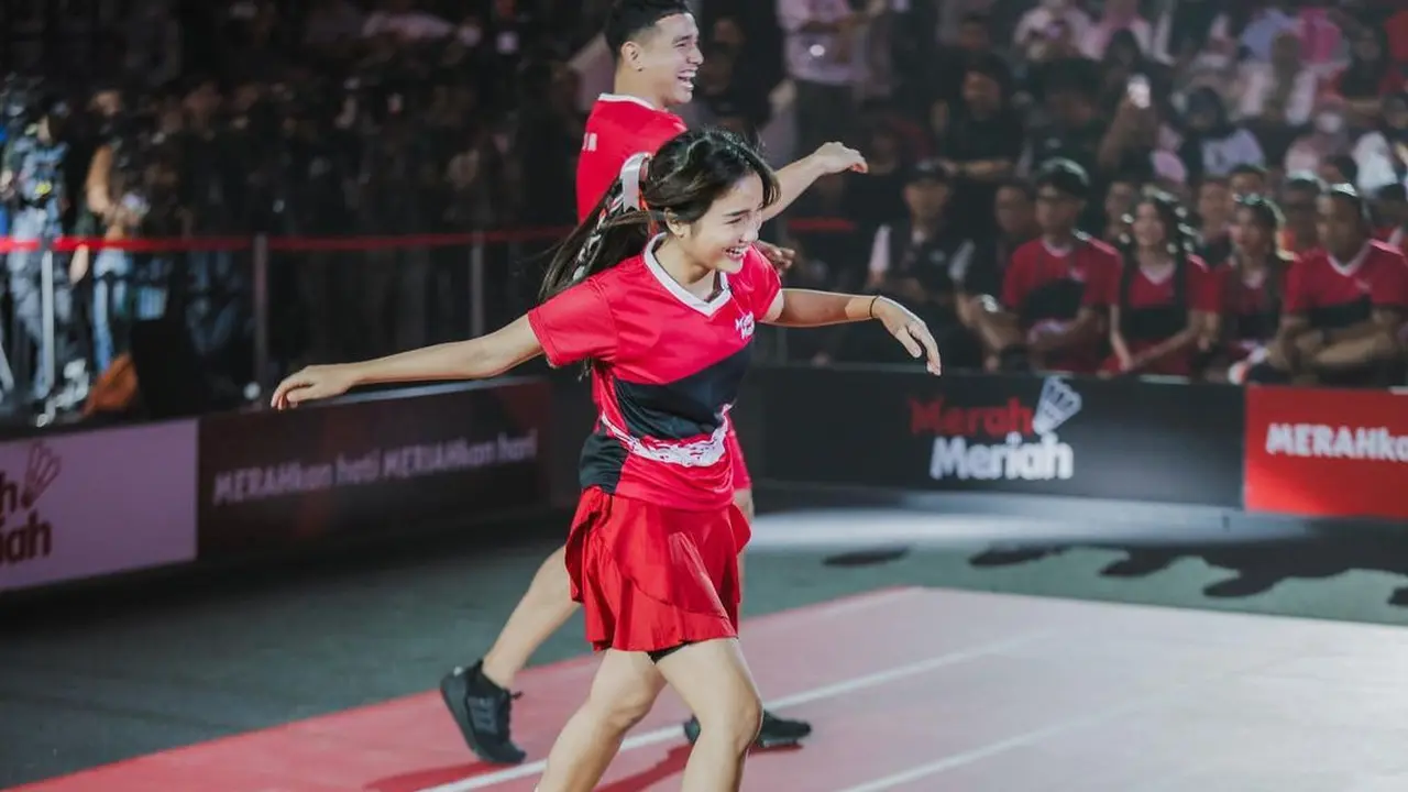 7 Potret Kompaknya Fuji dan Fadly Faisal Tampil Satu Tim Main Badminton ...