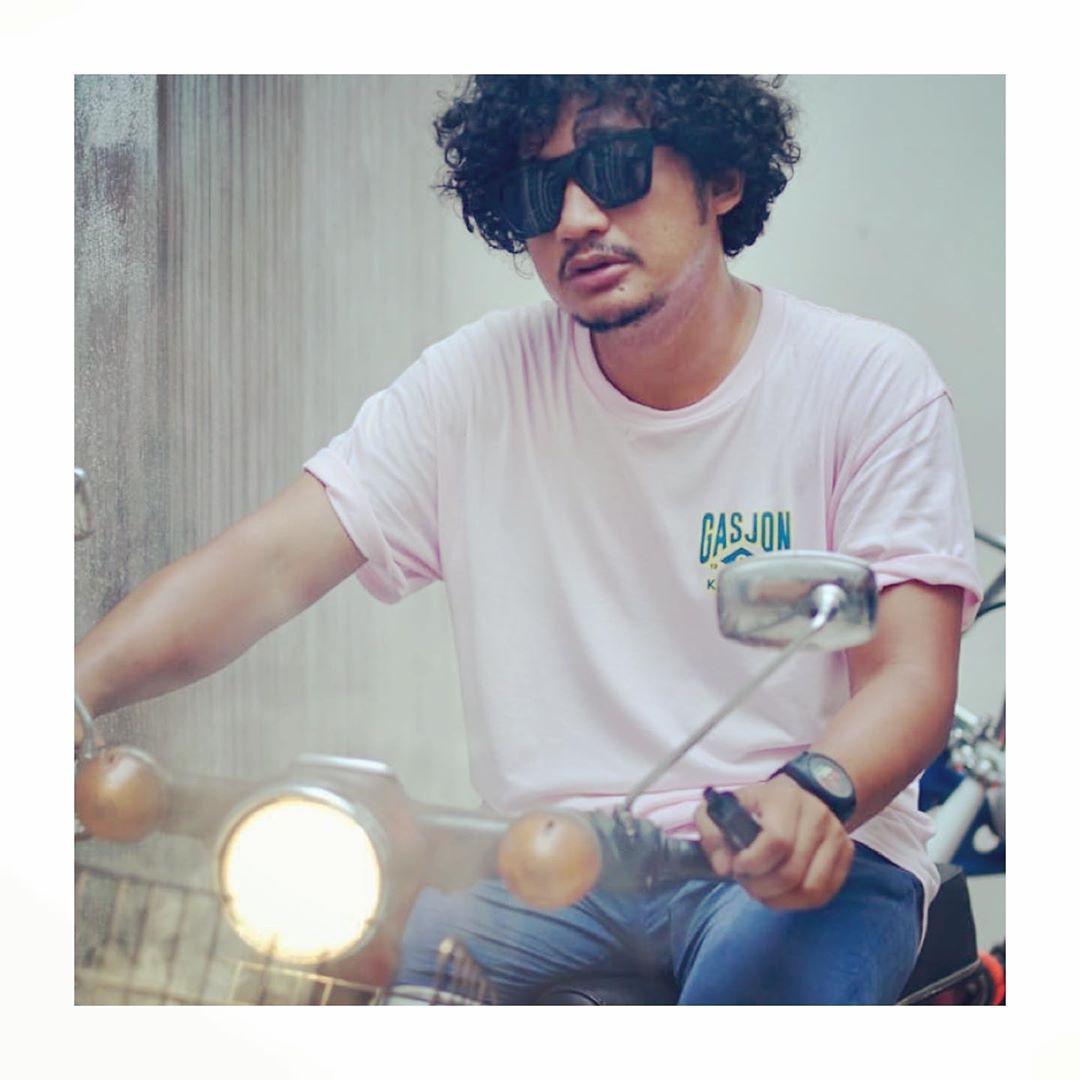 Jarang Tersorot, Begini 8 Potret Kece Isa Bajaj Kendarai Motor Klasik ...