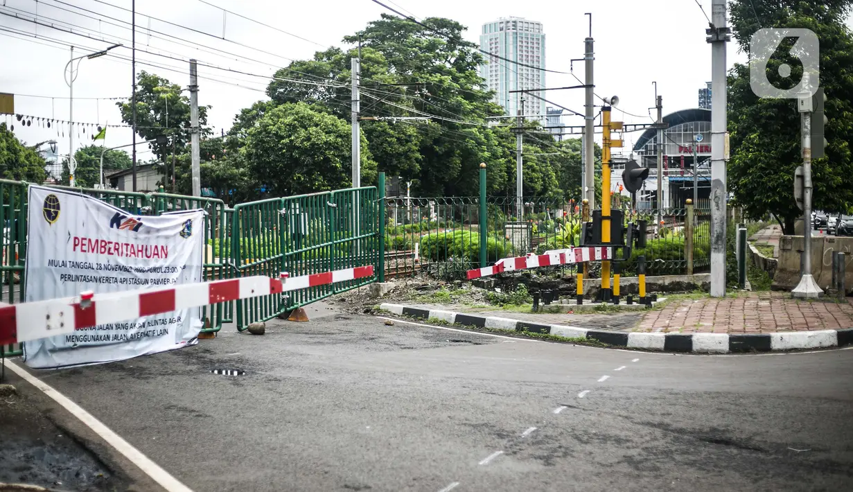 FOTO: Penutupan Perlintasan Kereta Api Sebidang di Stasiun Palmerah - Foto Liputan6.com