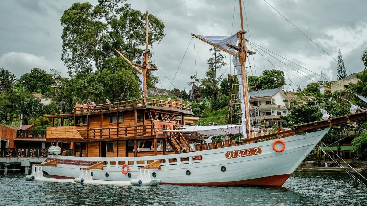 Pertama di Danau Toba, Kapal Pinisi Kenzo Jadi Daya Tarik Baru Bagi ...