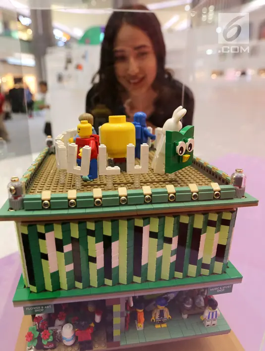 FOTO: Belanja Berbagai Produk Resmi di Official Store - Foto Liputan6.com