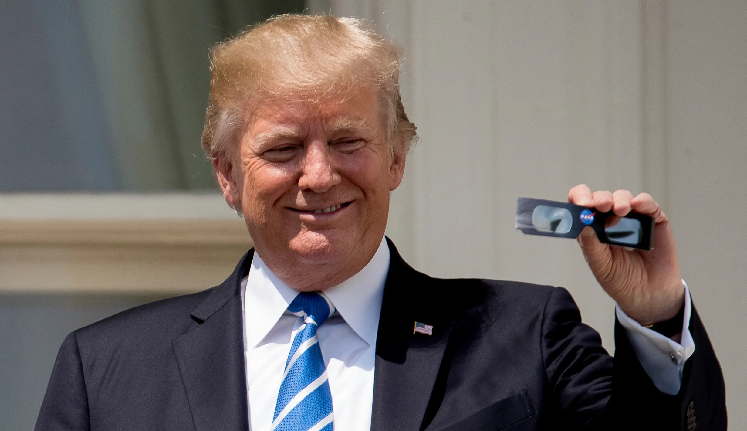PHOTO: Saat Donald Trump Saksikan Gerhana Matahari dengan Mata ...