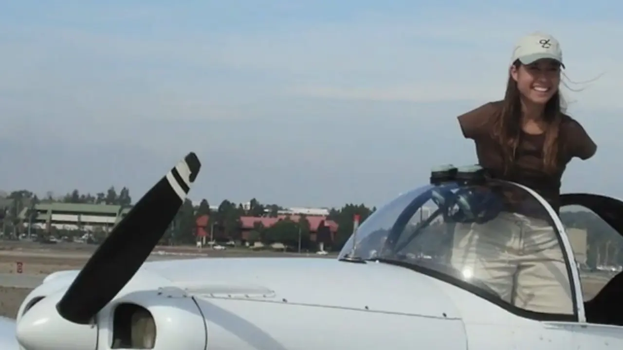 Terlahir Tanpa Tangan, Wanita Ini Sukses Jadi Seorang Pilot