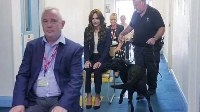 5 Potret Kate Middleton Kunjungi Penjara Inggris: Tampil dengan Gaya ...