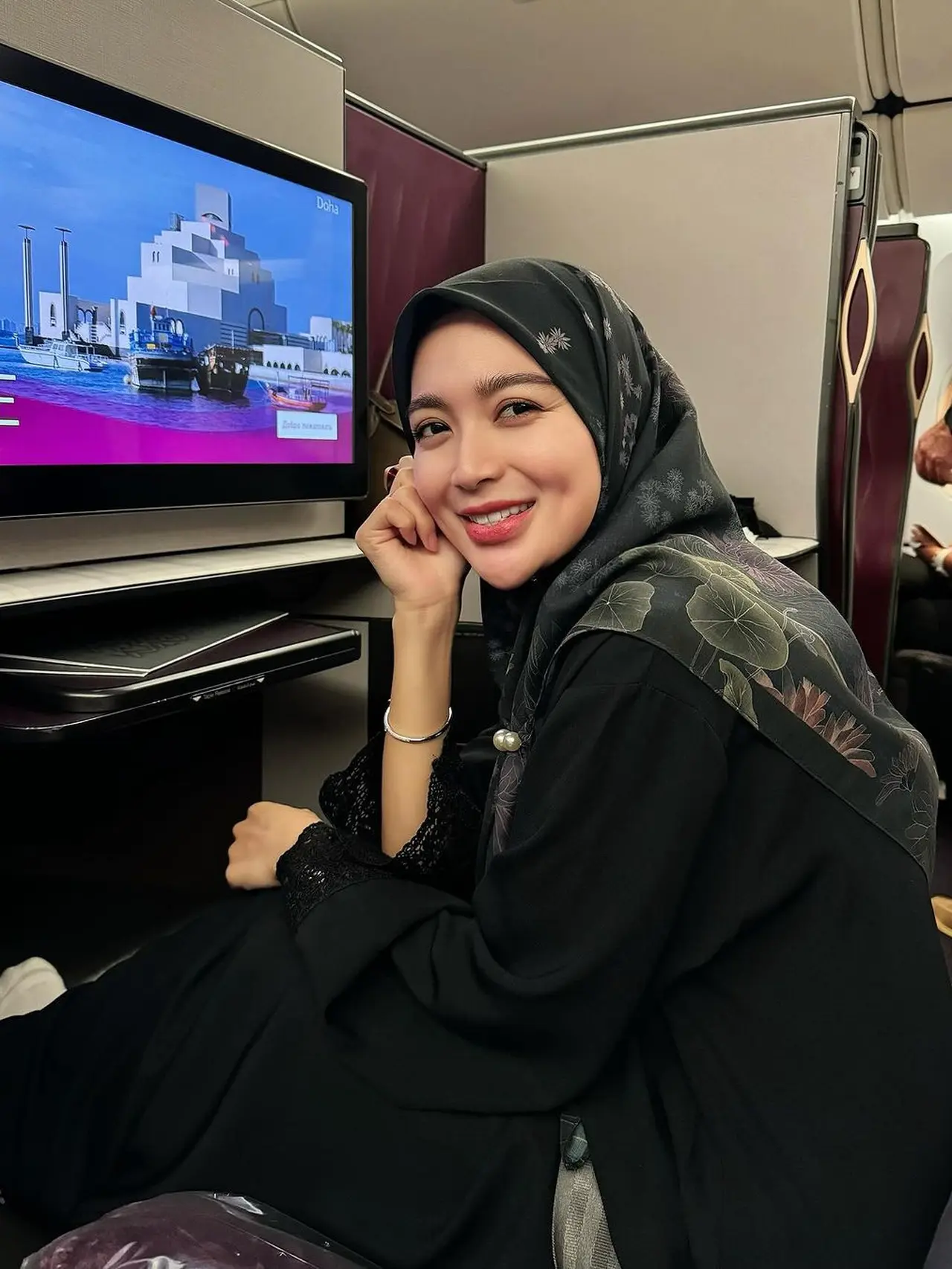 Potret Wika Salim Berhijab Saat Umrah Bersama Keluarga, Auranya Adem ...