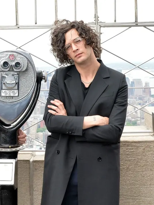 Mengenal Sosok Matty Healy, Vokalis The 1975 yang Dikabarkan Jadi Pacar ...
