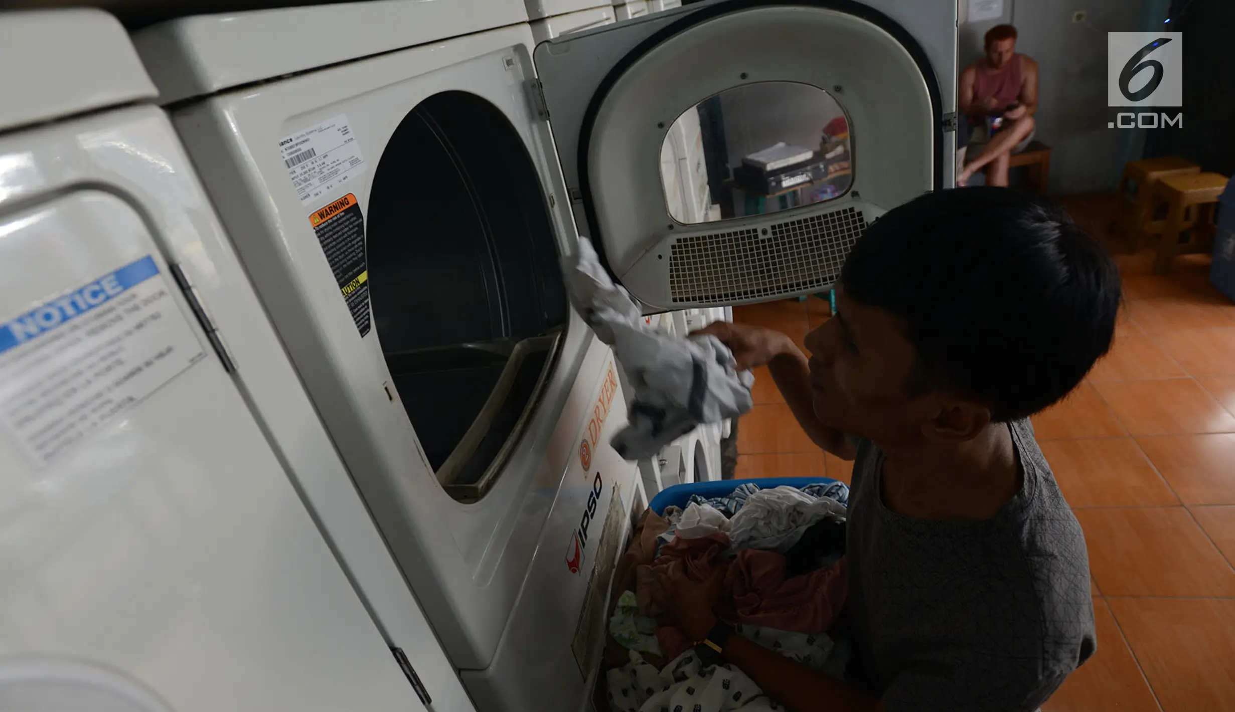 FOTO: ART Mudik Lebaran, Jasa Laundry Jadi Andalan - Foto Liputan6.com