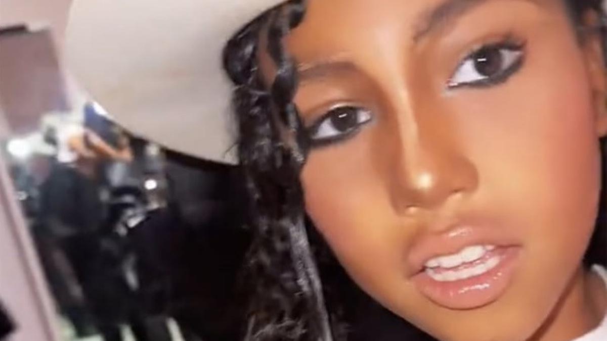 Putri Kim Kardashian Pakai Topi Michael Jackson sebagai Kostum ...