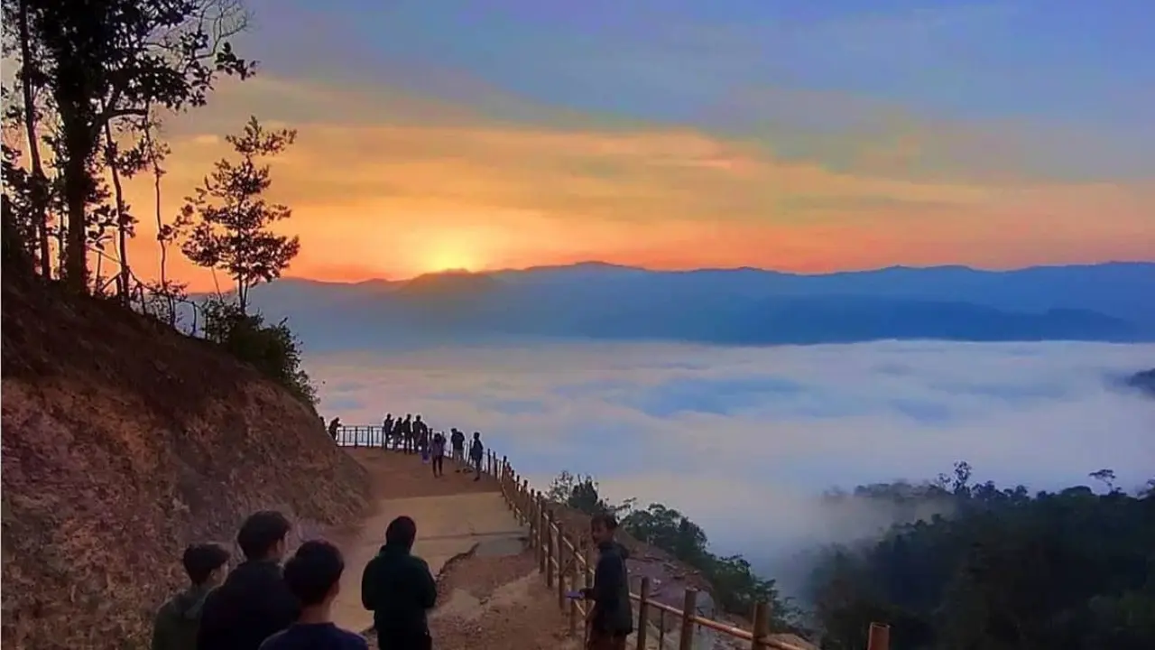 6 Fakta Menarik Gunung Luhur yang Punya Pemandangan Bak Negeri di Atas Awan