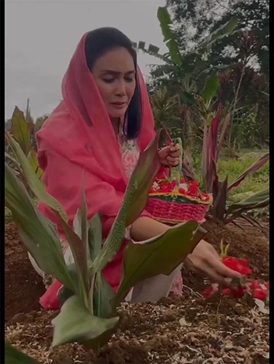 Potret Rieke Diah Pitaloka Nyekar ke Makam Nani Wijaya, Tangis Oneng ...