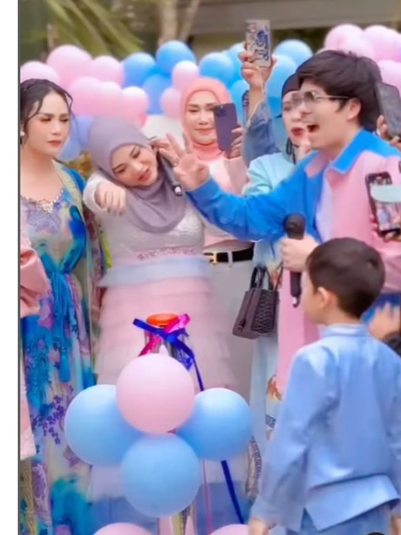 8 Potret Gender Reveal Anak Kedua Aurel Hermansyah, Ramai Semua Keluarga Datang - Hot Liputan6.com