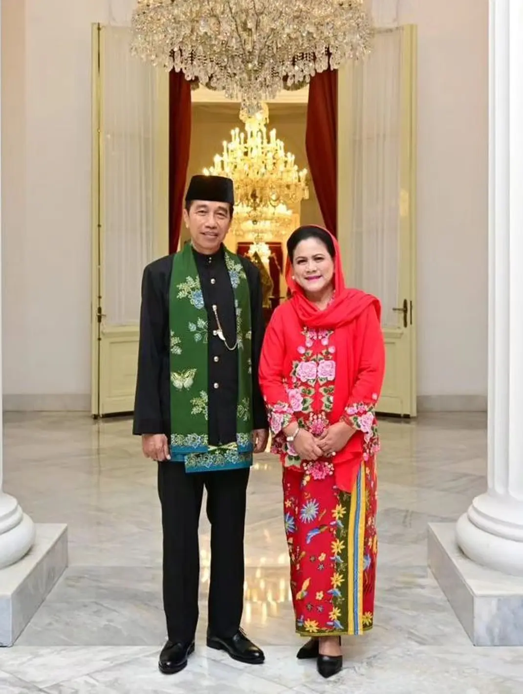 8 Potret Momen Presiden Jokowi dan Ibu Iriana Kenakan Baju Adat di ...