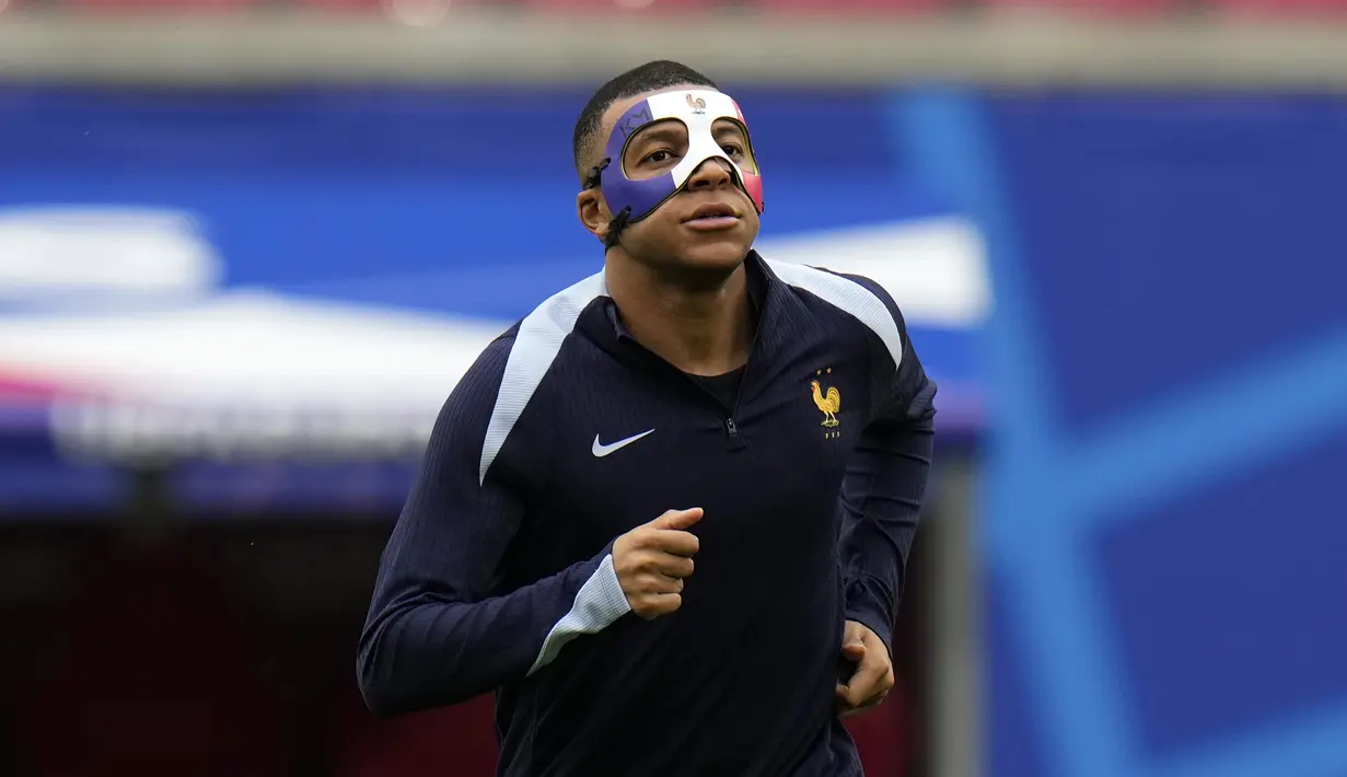 Kylian Mbappe Pamer Masker Pelindung Baru Saat Latihan Timnas Prancis ...