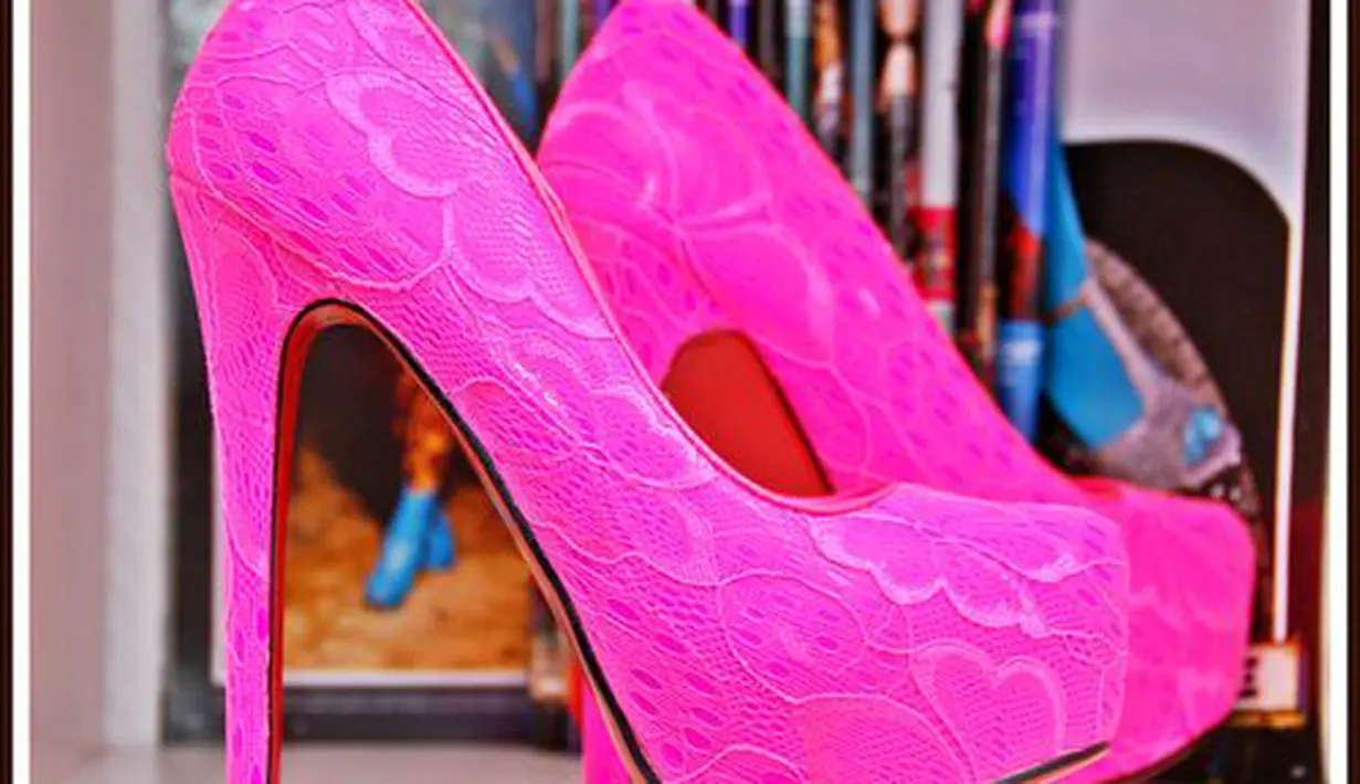 Sepatu Neon Pink Ini Bakal Jadi Hits di Akhir Tahun - Photo Fimela.com