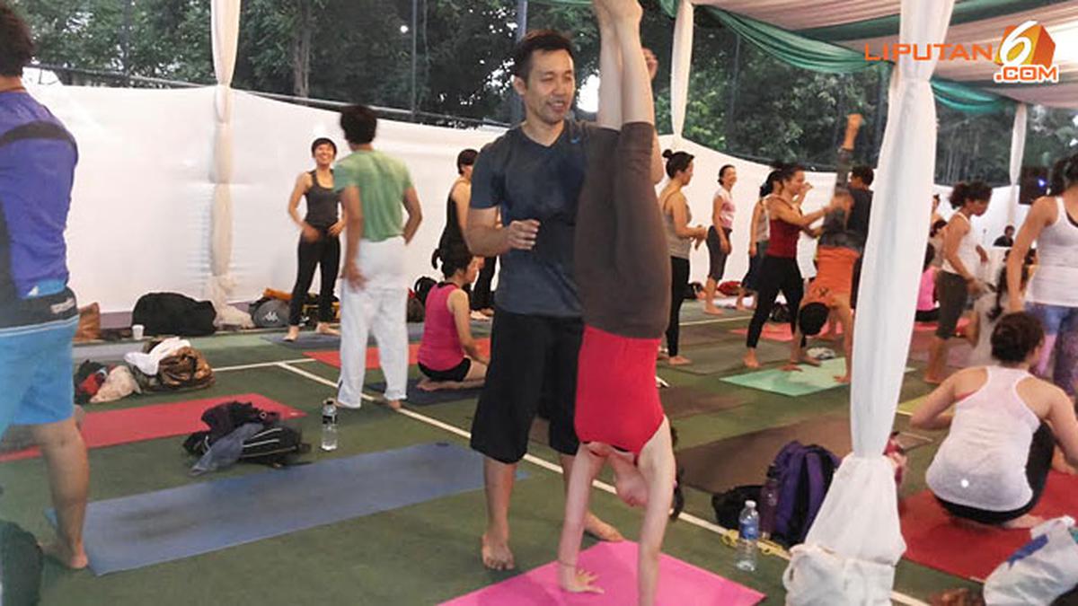 Latih Keseimbangan Bareng Pasangan dengan Beryoga - Health Liputan6.com