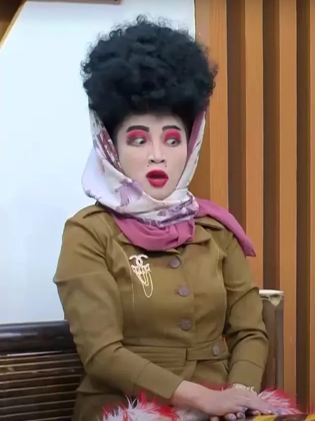 6 Potret Hesti Purwadinata Cantik Natural Ala Acara Lawak, Warna Eye Shadow-nya Secerah Masa ...