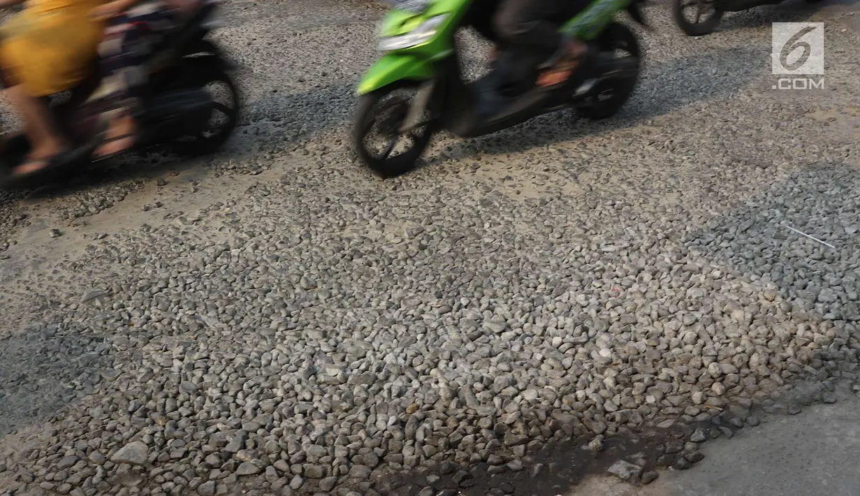 FOTO: Jalan di Depok Ini Dibiarkan Rusak Bertahun-tahun - Foto Liputan6.com
