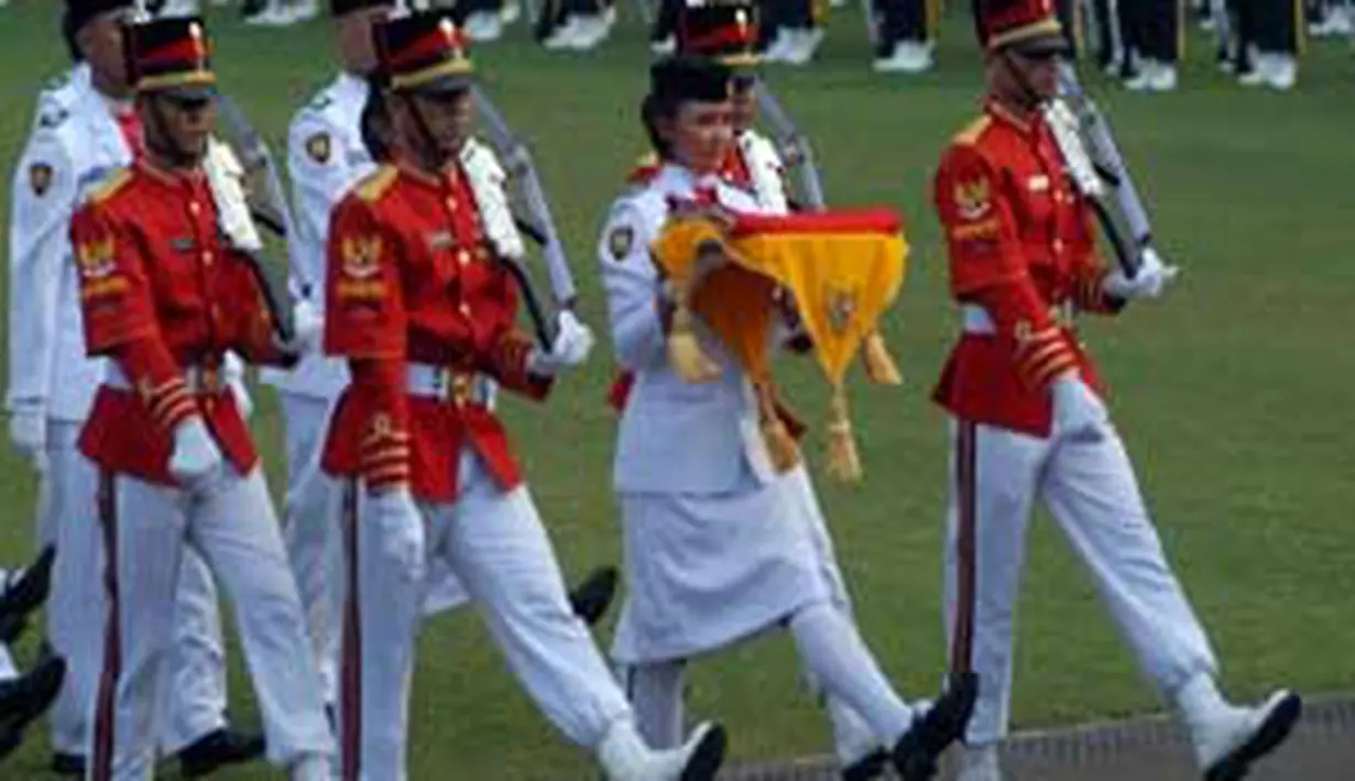 Paskibraka membawa bendera Merah Putih saat upacara penurunan bendera ...