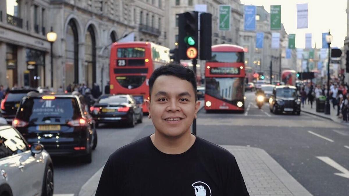 Reaksi Tulus saat Dapat Hadiah Istimewa dari Fans - ShowBiz Liputan6.com