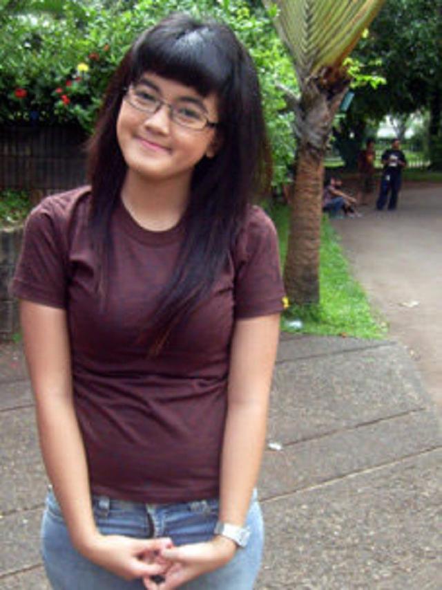 Tania Putri Pemain Kepompong Dulu Polos, Sekarang Jadi Hot Mom ...