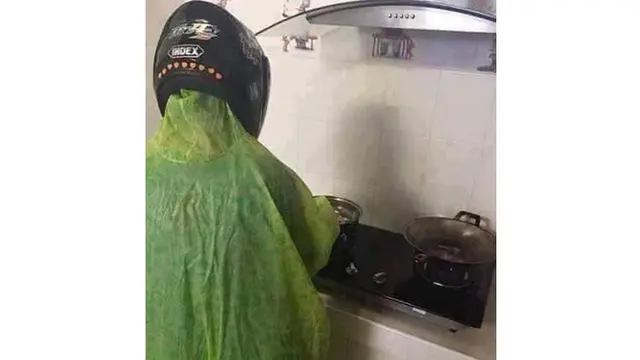 Safety First, Ini 6 Aksi Kocak Bapak-Bapak saat Masak Pakai Helm - Hot ...