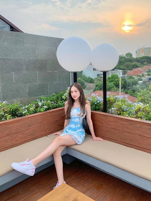 Genap Berusia 16 Tahun, Ini 7 Potret Laura Moane dengan Simpel Dress ...