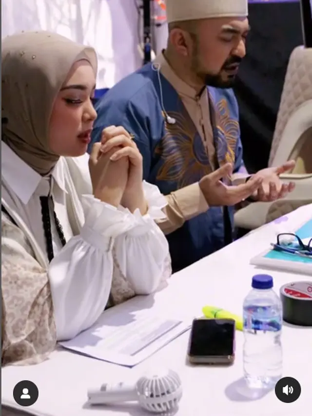 6 Potret Claudia Andhara Jadi Host Tabligh Akbar Ramadan, Memesona Pakai Hijab - Hot Liputan6.com