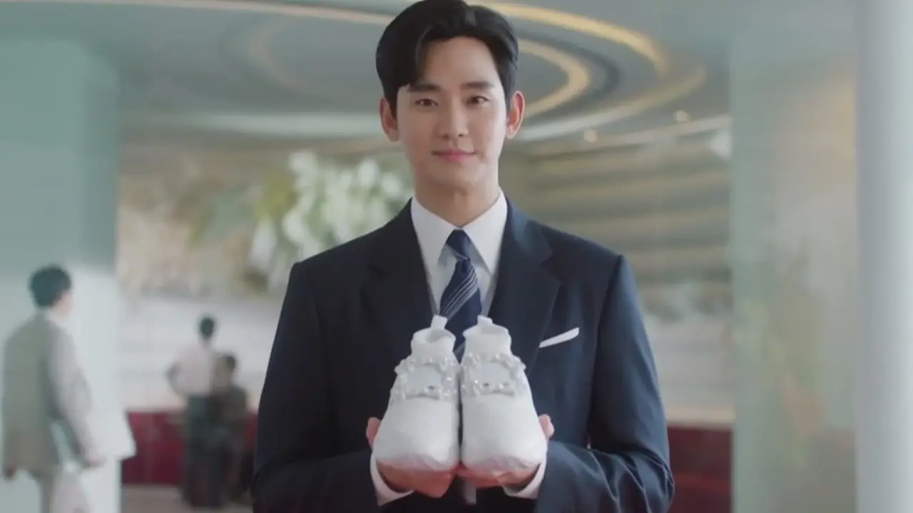 Sepatu Kets Rp21 Juta Kim Ji Won di Drakor Queen of Tears Ludes Terjual ...