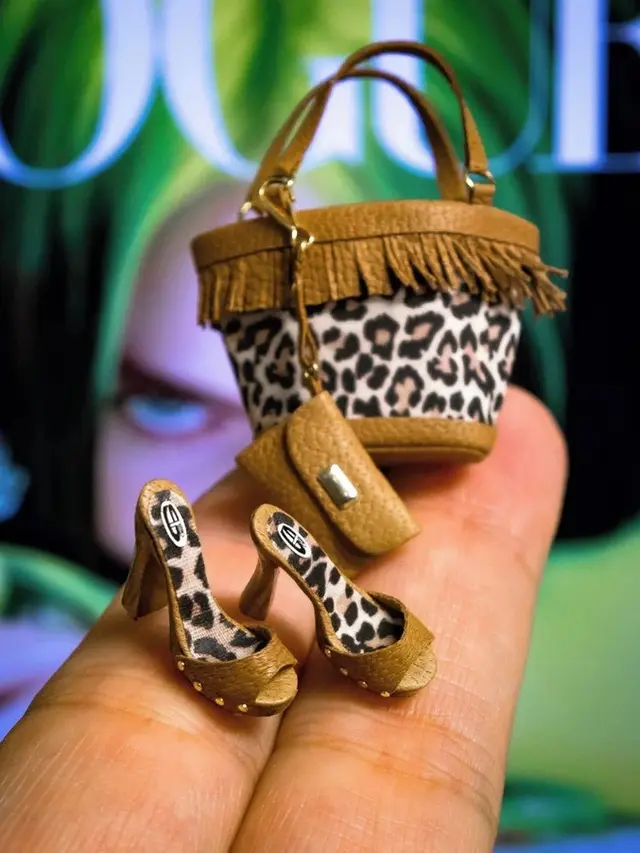 6 Potret Heels dan Tas Wanita Ukuran Mini Unik, Menarik Dikoleksi ...