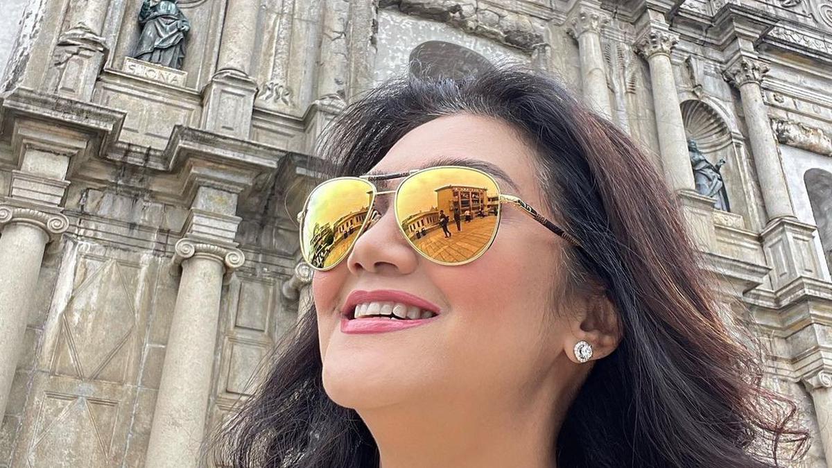 10 Potret Bella Saphira dengan Senyum Cantiknya, Tetap Modis di Usia 51 ...