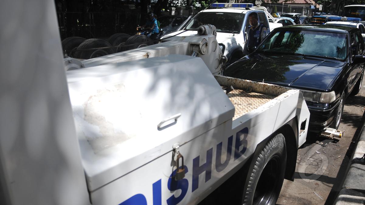 19 Mobil Derek Baru Dishub DKI Mulai Operasi Oktober 2015 - News ...