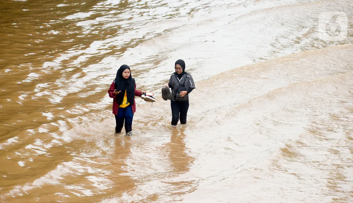 FOTO: Banjir Bikin Macet Jalan Perintis Kemerdekaan - Foto Liputan6.com