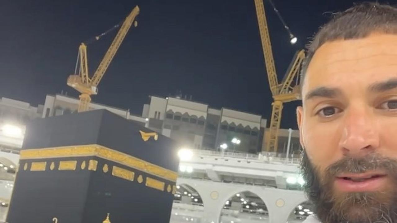 Karim Benzema Umrah dan Bagikan Momen di Depan Kakbah, Arie Untung ...