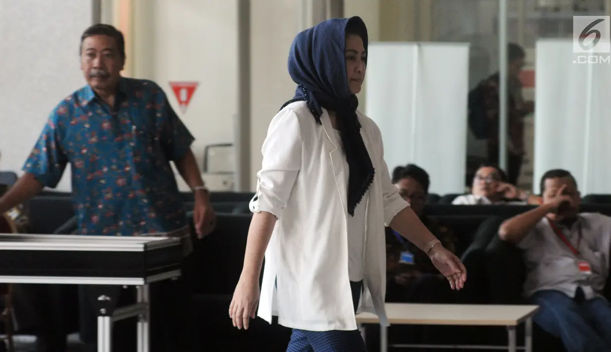 FOTO: Ekspresi Istri Setya Novanto Usai Urus Uang Pengganti Korupsi di KPK - Foto Liputan6.com