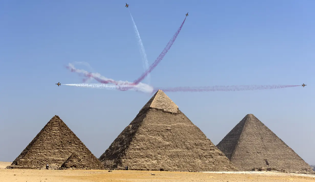 Aksi Mengagumkan Tim Aerobatik di Pyramids Air Show 2022 - Foto ...