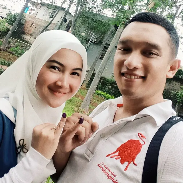 6 Momen Kebersamaan Giovanni Tobing dan Istri, Selalu Harmonis - Hot ...