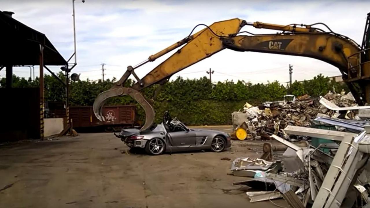 Mercy SLS AMG Ini Remuk dalam 7 Menit