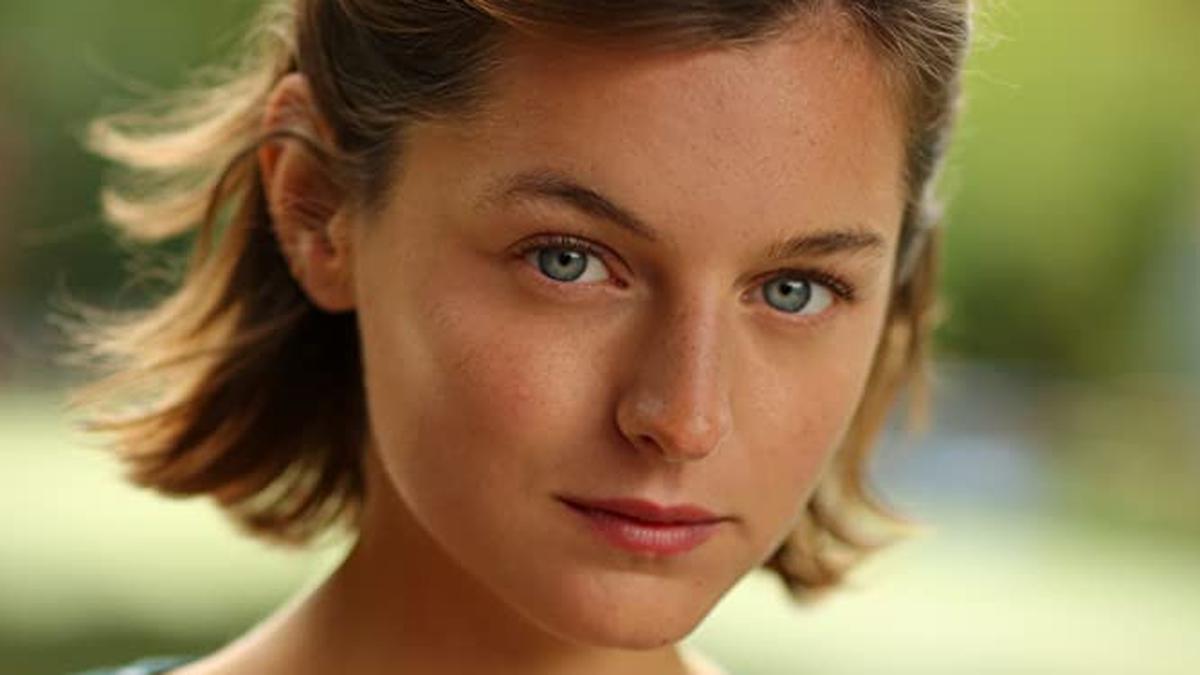 Perankan Putri Diana, Emma Corrin Tampil Mirip Aslinya - ShowBiz ...