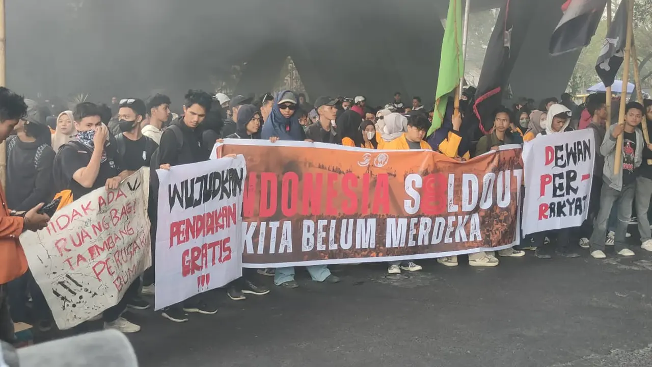 Demo 25 Agustus: Mahasiswa Makassar Tutup Jalan, Tolak Tunjangan Anggota DPR - Regional Liputan6.com