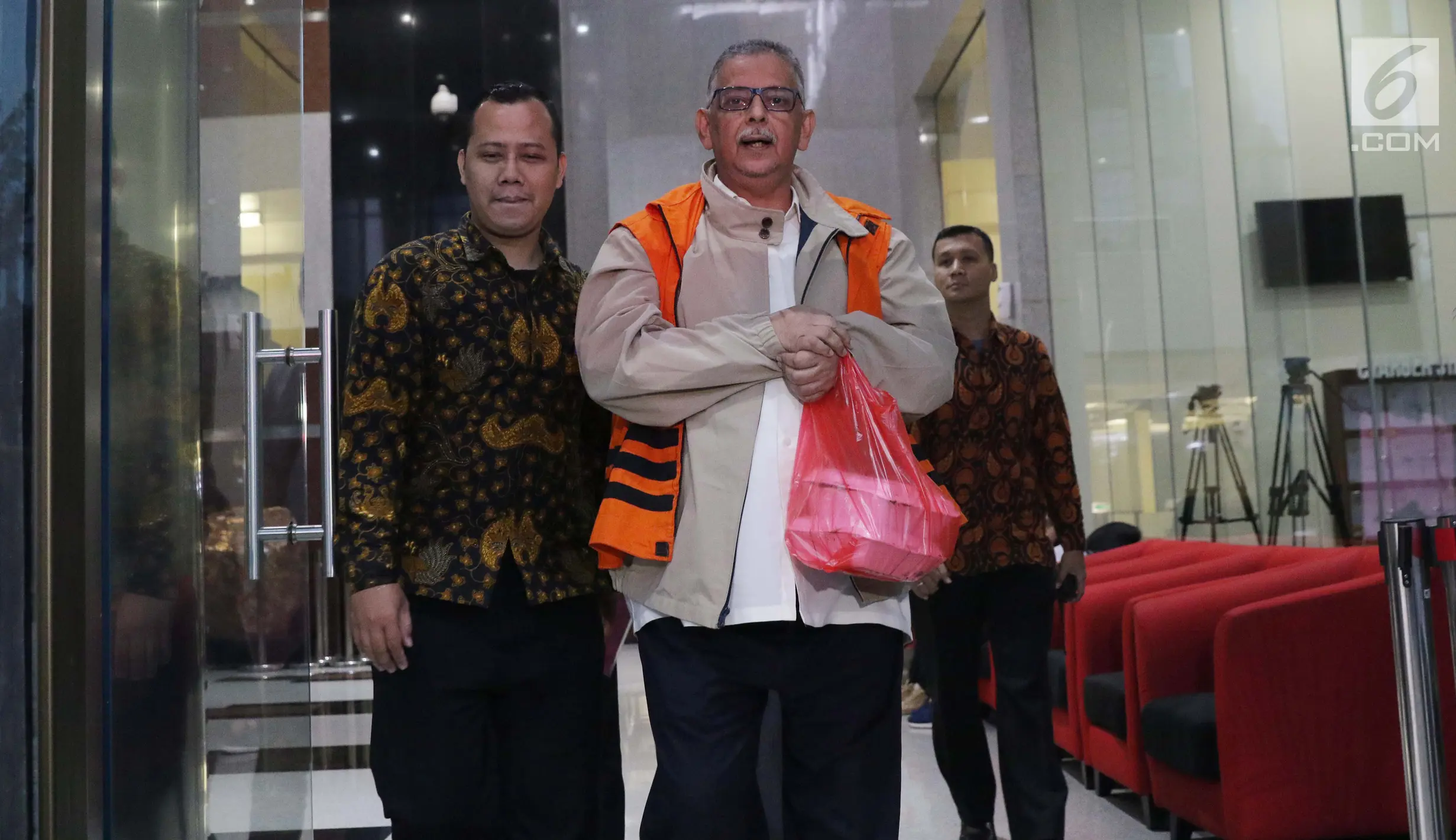 FOTO: Sambil Bawa Bungkusan, Sofyan Basir Keluar dari Gedung KPK - Foto ...