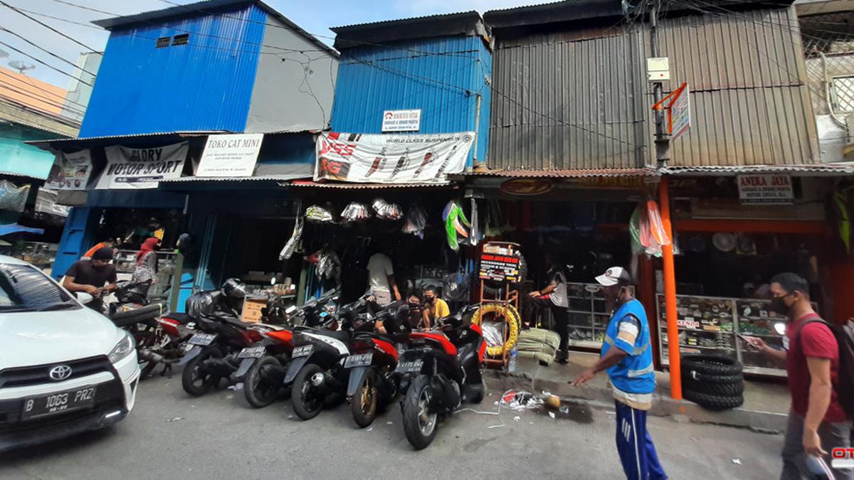 Transisi New Normal, Toko Aksesori Motor Kebon Jeruk III Mulai Buka ...