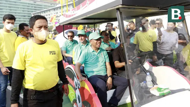 Ketua PSSI, Menpora, dan Perwakilan FIFA Jalan Kaki dari Bundaran HI ke ...