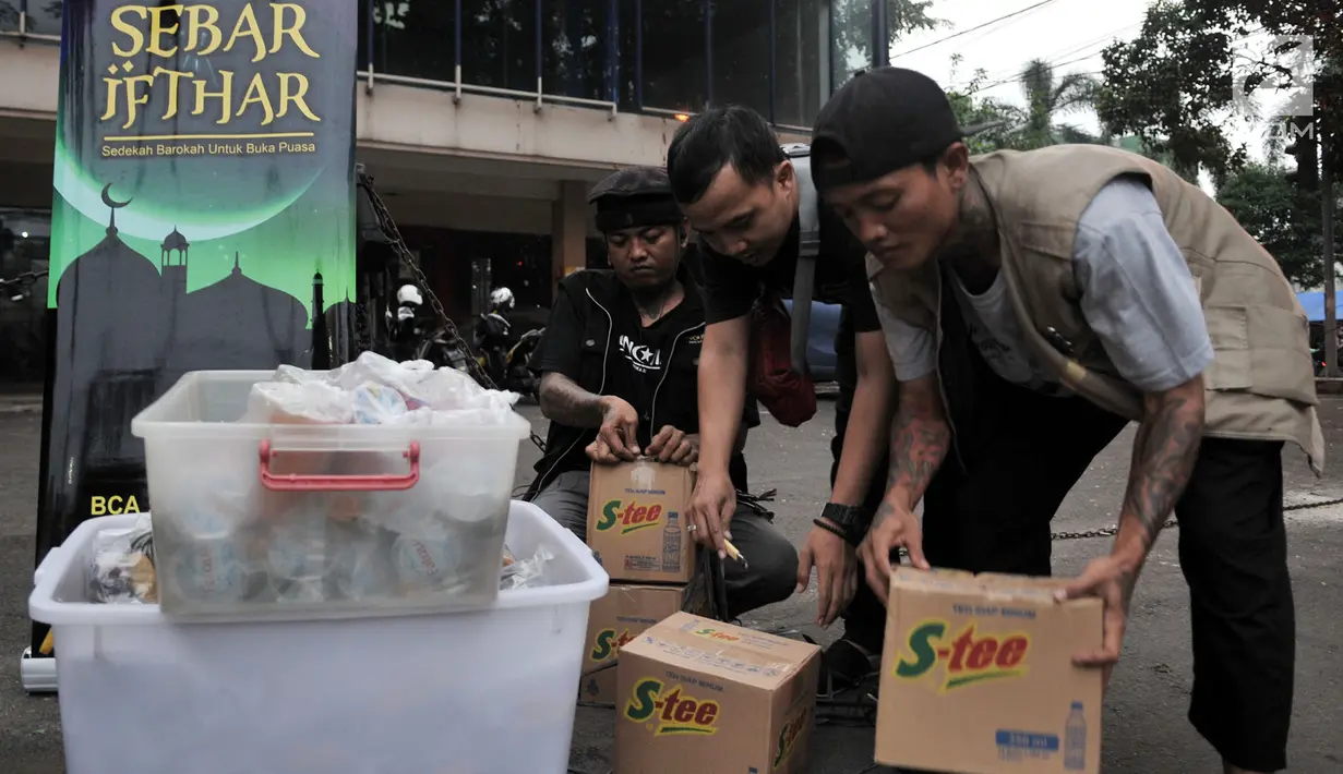 FOTO: Salut, Anak Punk Bekasi Berbagi Takjil Selama Ramadan - Foto ...