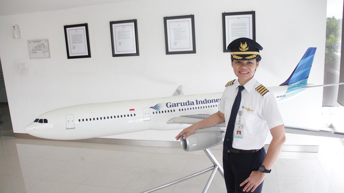Gagah, Ini Kapten Pilot Cewek Pertama Garuda Indonesia