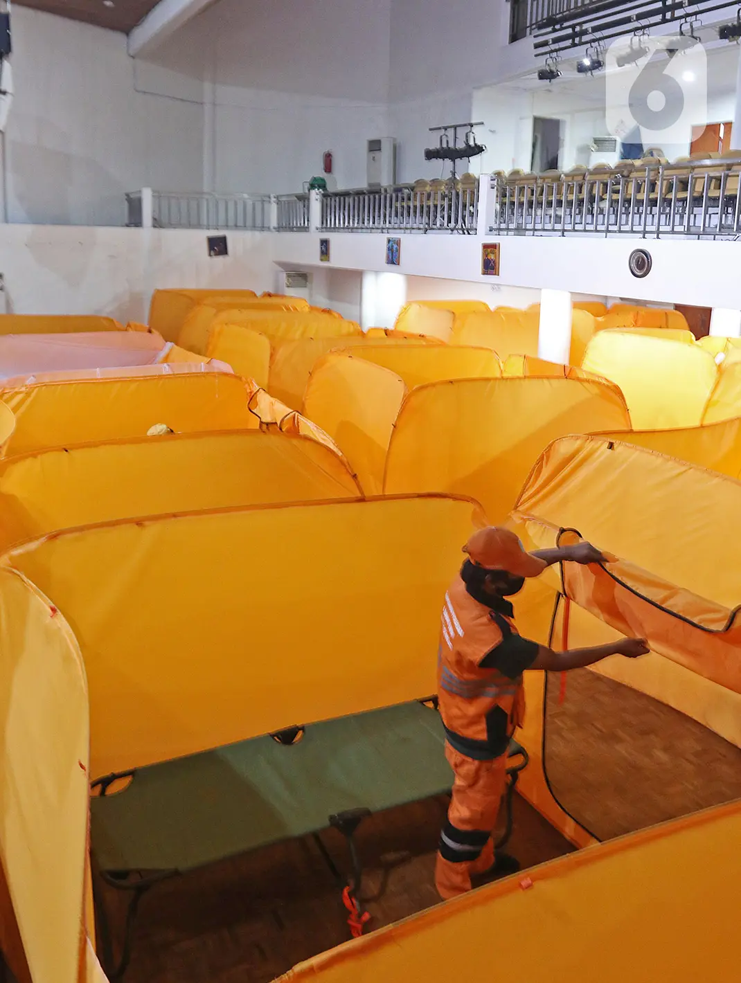 FOTO: Bilik Isolasi Pasien COVID-19 di Balai Latihan Kesenian Jakarta ...